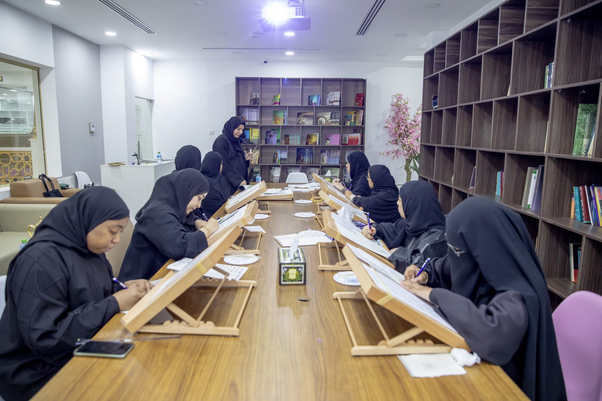 “التذهيب والزخرفة” تنظم ورشة “رسم وتلوين الورود التركية الزخرفية”